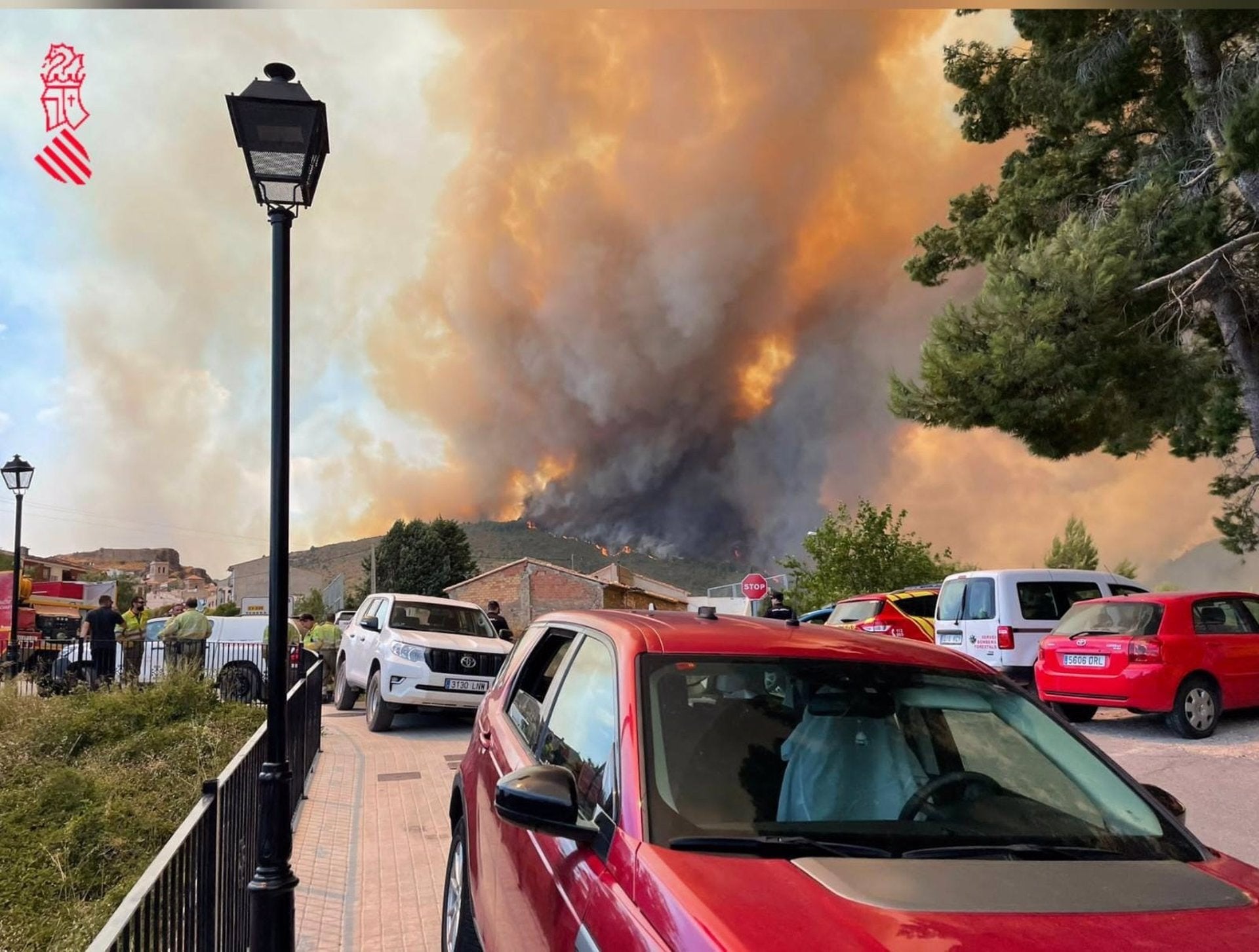 El vent obliga a replantejar la contenció de l’incendi de Begís, que es ...